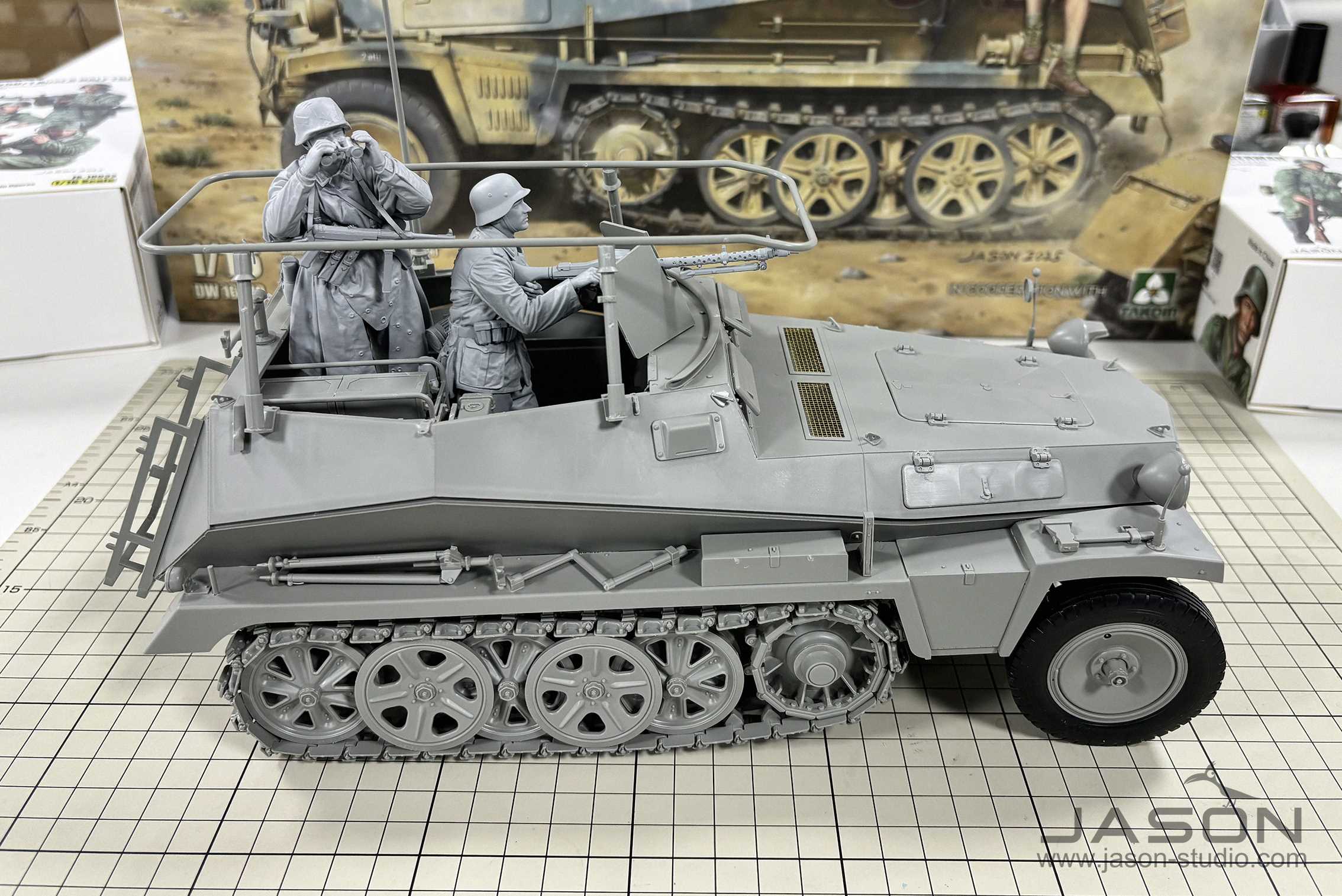 GERMAN Sd.Kfz.250/1 Ausf.A HALF TRACK GUNNER JS-16031-Jason Studio