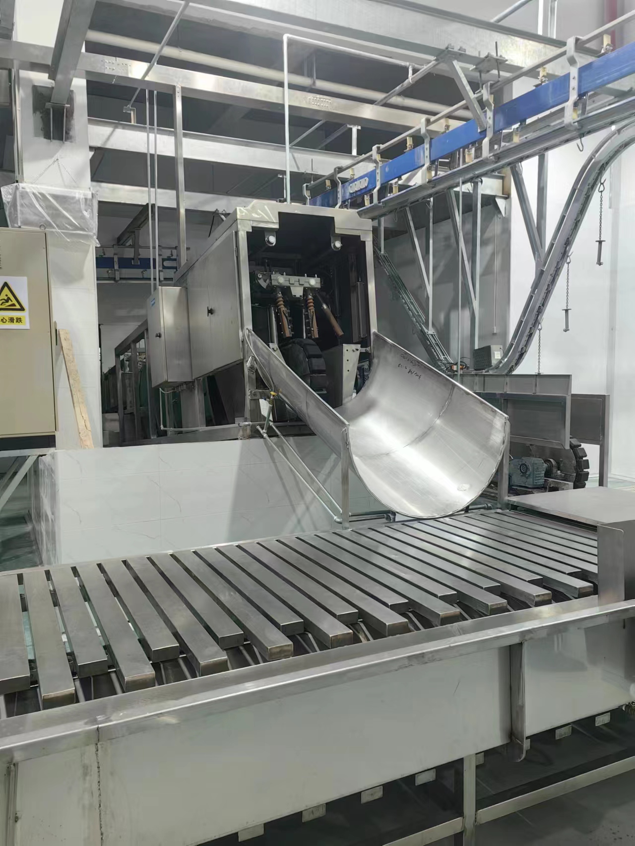 flat type Pig carcass bleeding bloodletting automatic conveyor table in ...